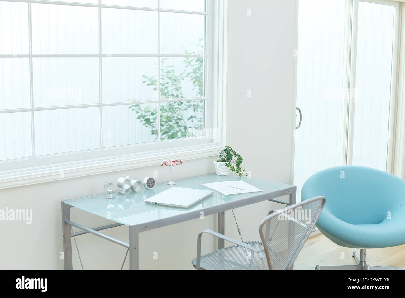 Bright blue modern desk hi-res stock photography and images - Alamy