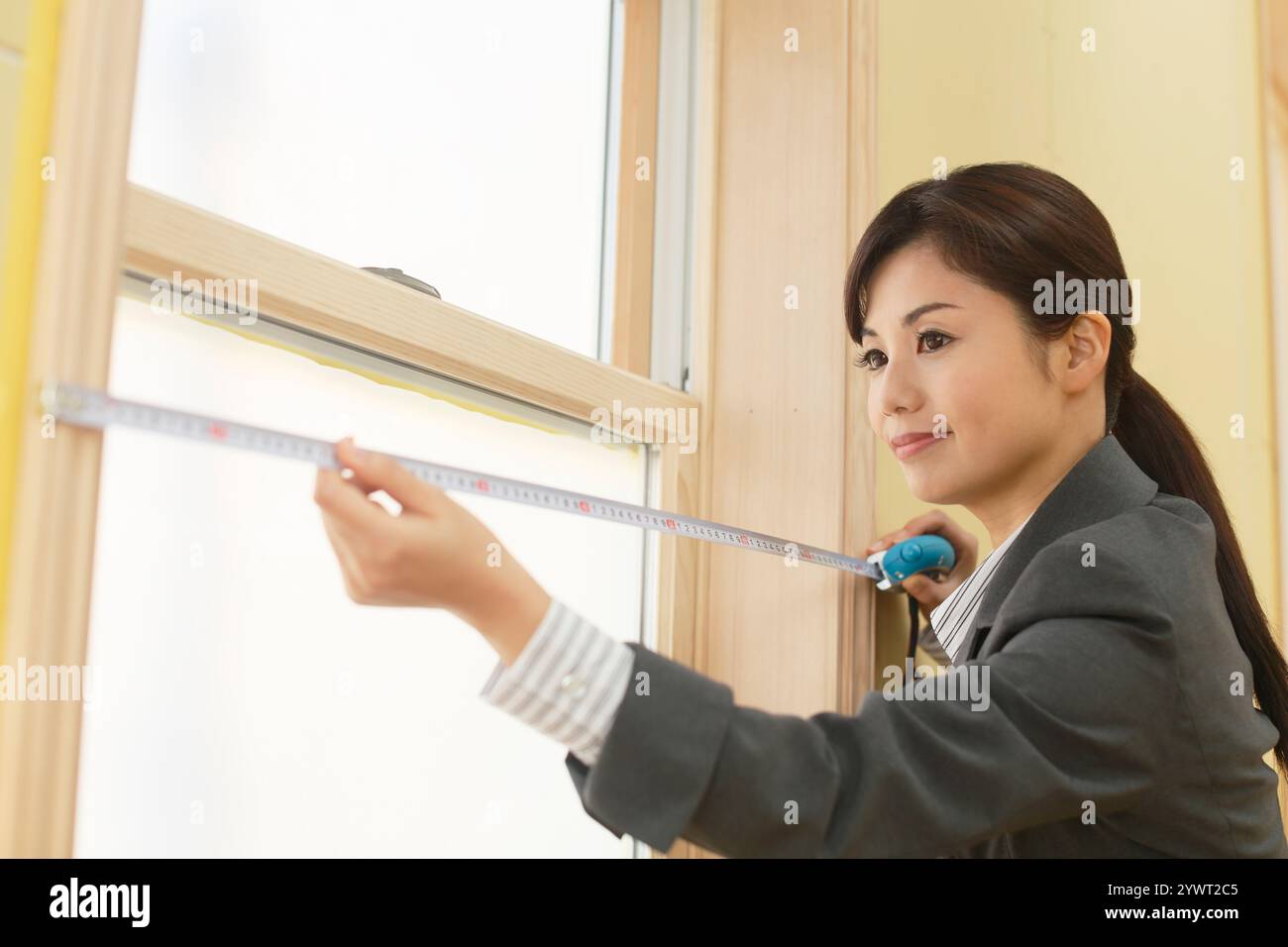 Young woman taking measurements hi-res stock photography and images - Alamy