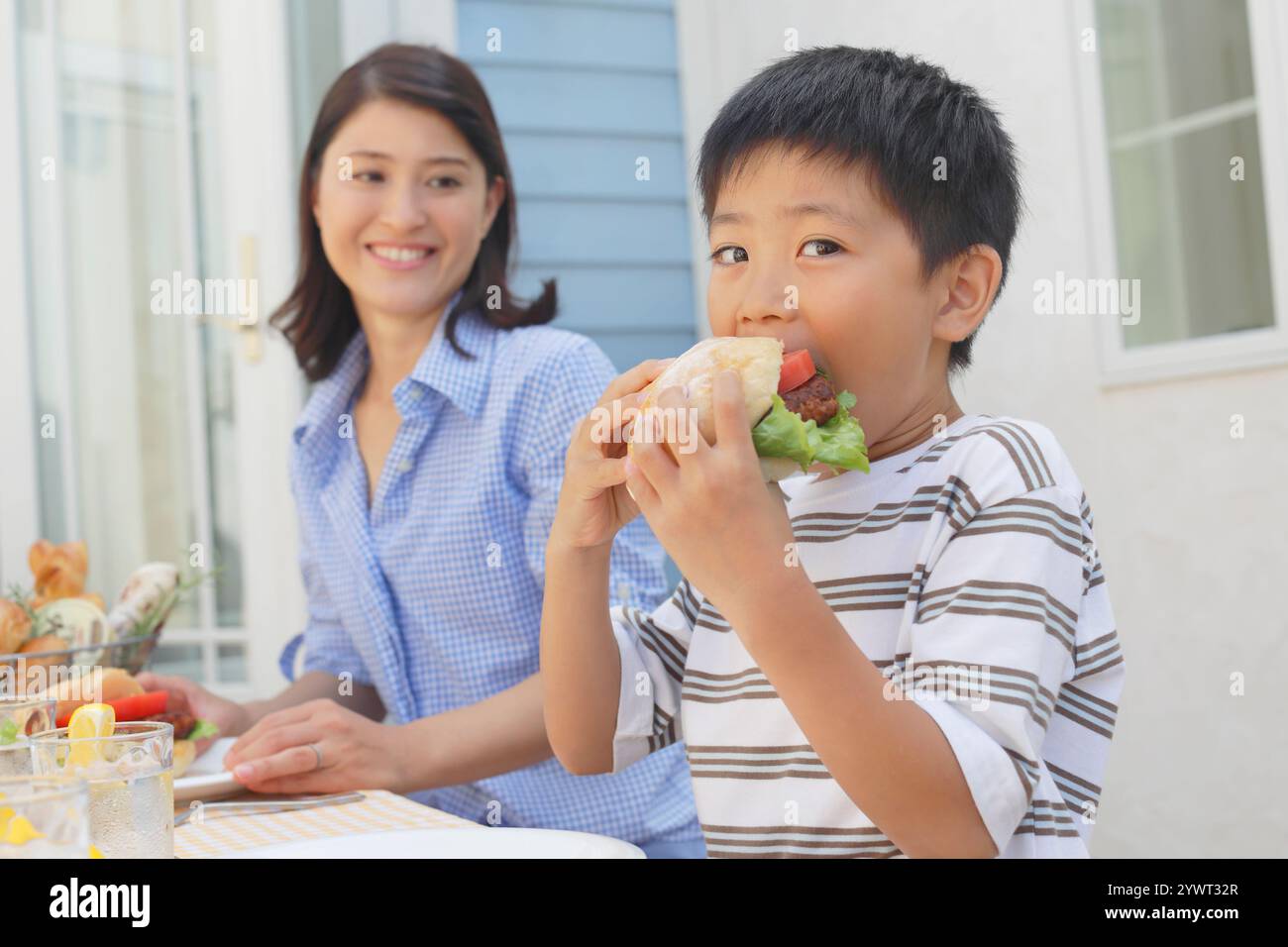 Eating hamburger picnic hi-res stock photography and images - Alamy