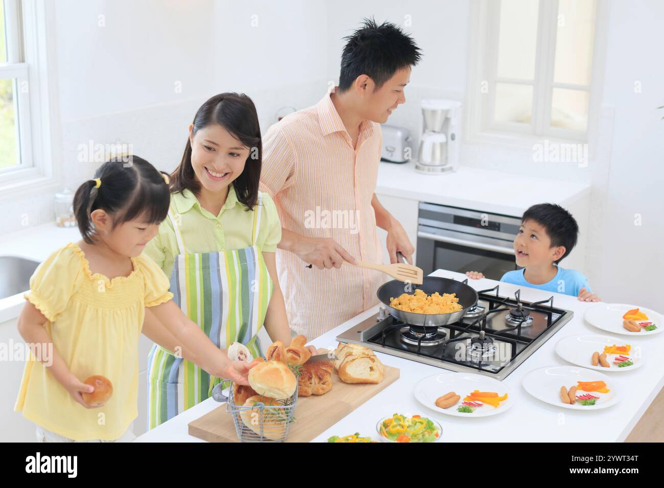 Family eating kitchen island hi-res stock photography and images - Alamy