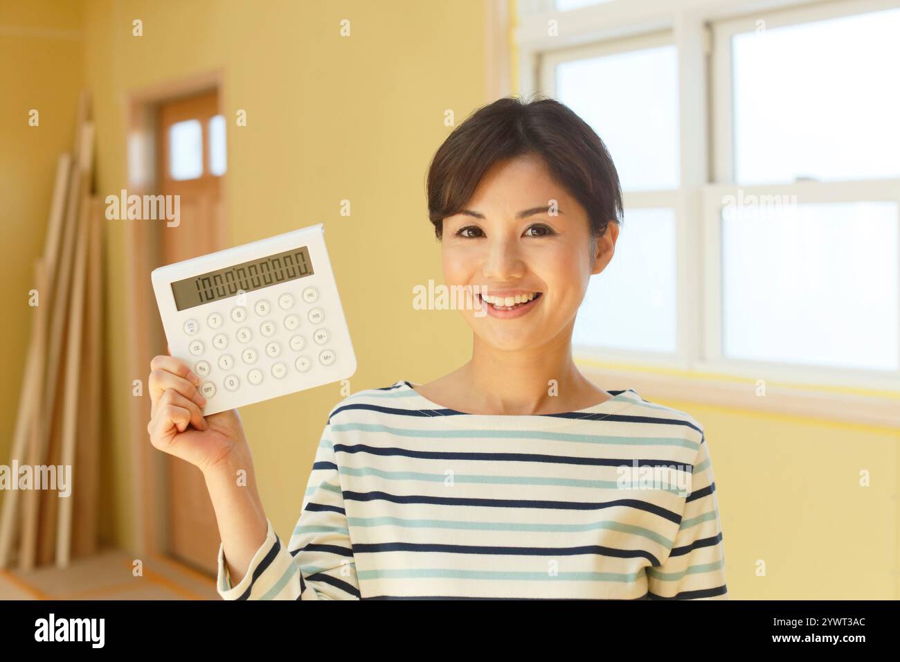 Young black woman with a calculator hi-res stock photography and images ...