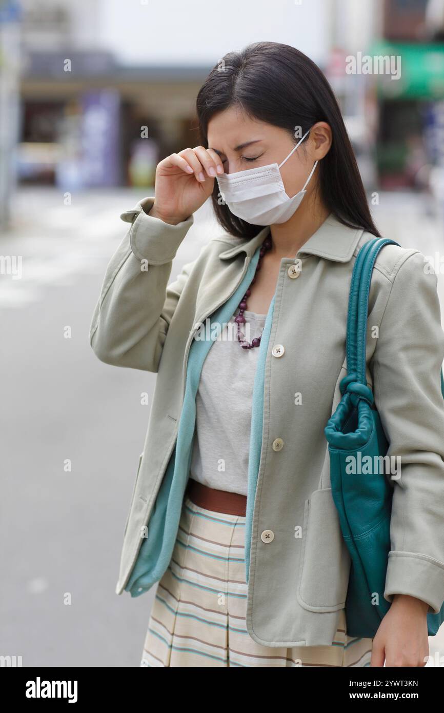 Wearing straight hi-res stock photography and images - Alamy