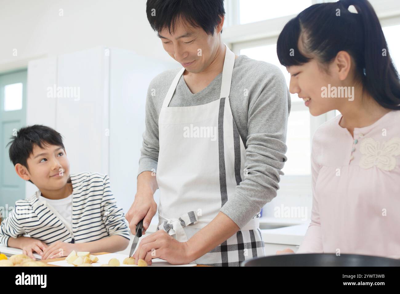 Preparing school lunch hi-res stock photography and images - Alamy