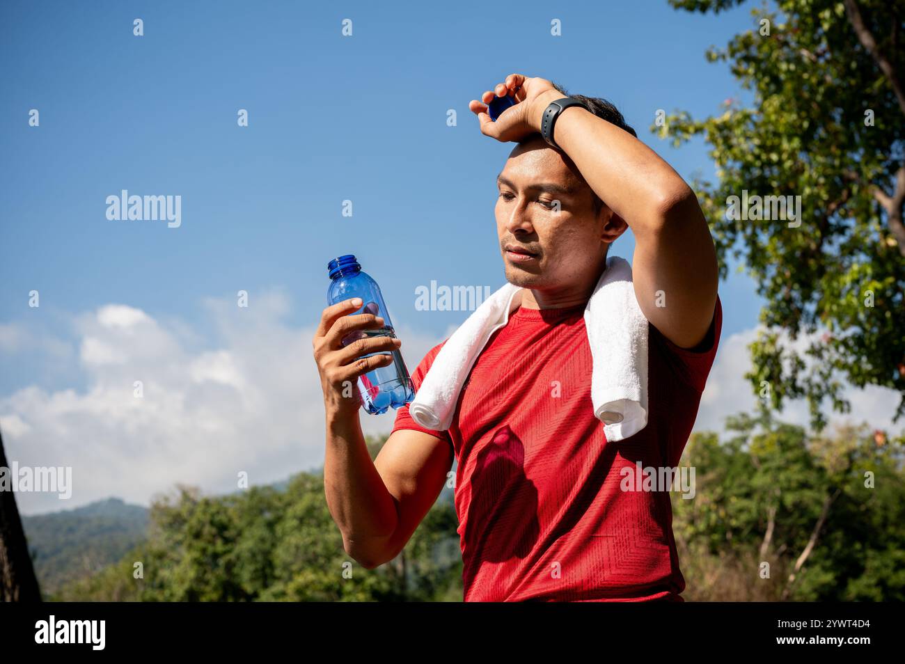 Running in training athlete drinks hi-res stock photography and images ...