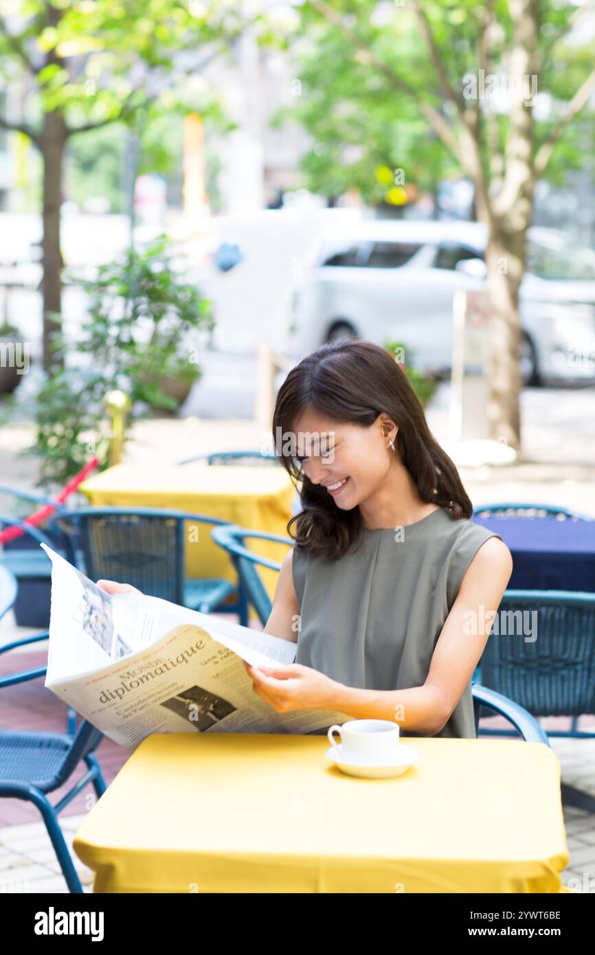 Woman reading newspaper open hi-res stock photography and images - Alamy