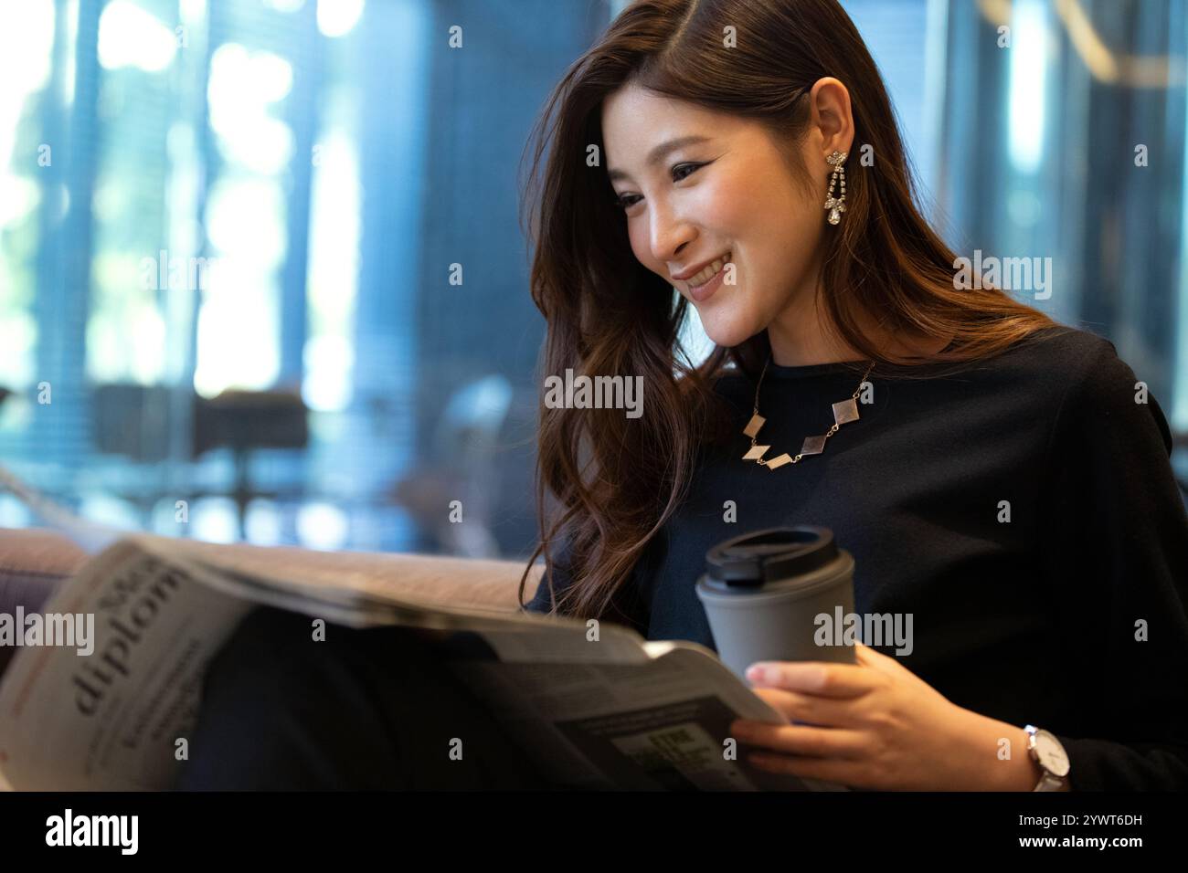 Women who read newspapers Stock Photo - Alamy