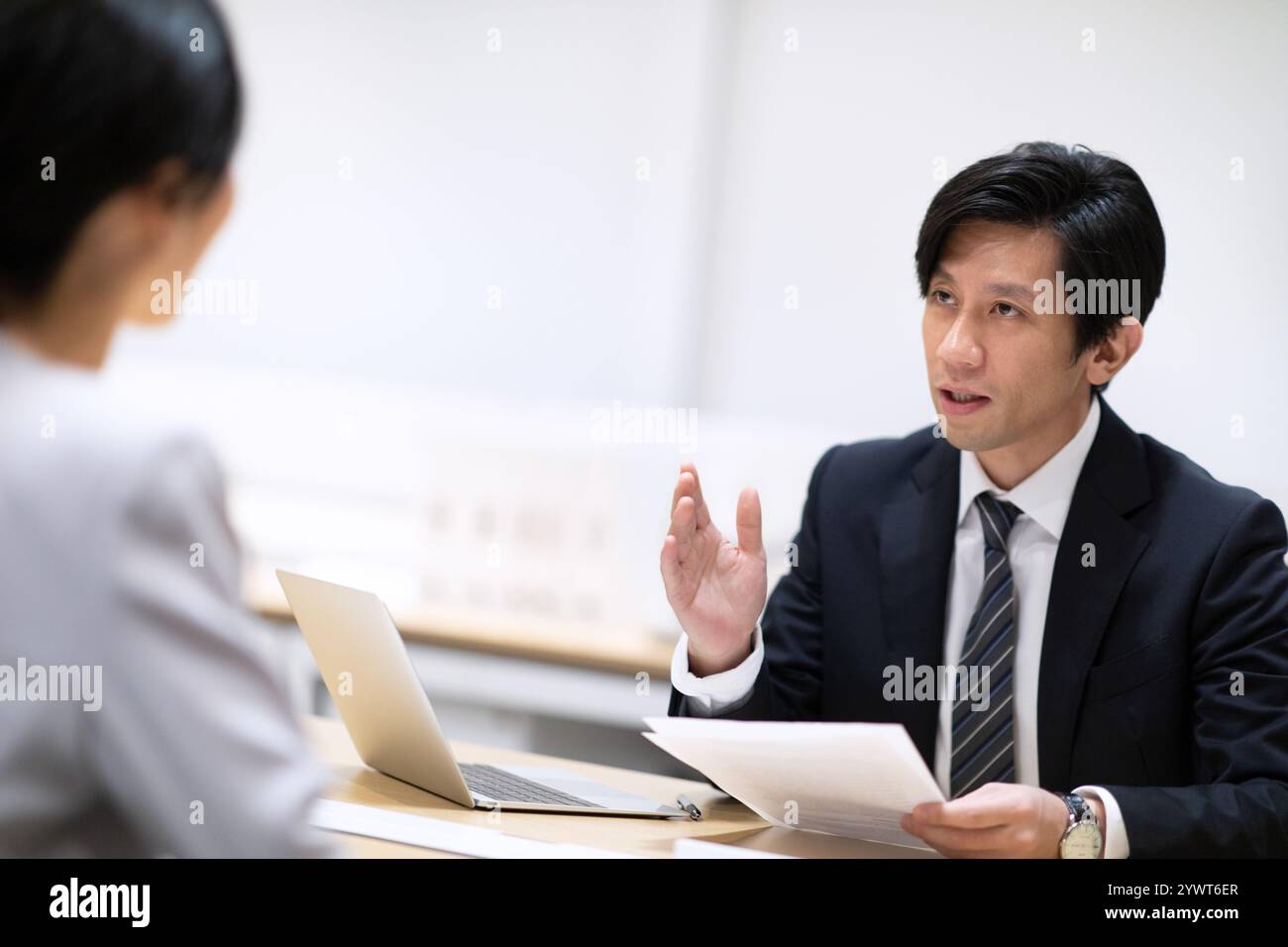 Business men explaining face-to-face Stock Photo - Alamy