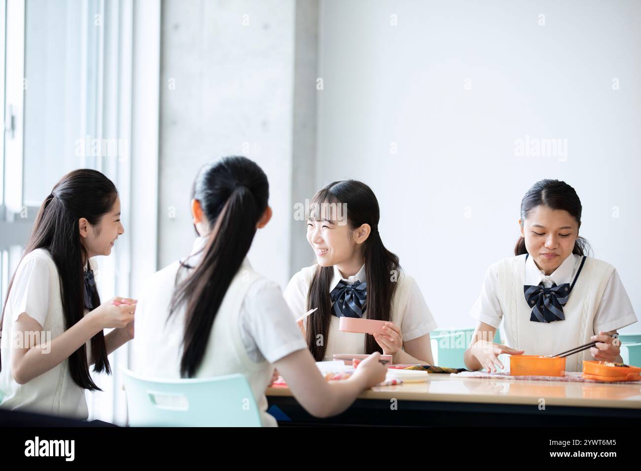 High school students eating their lunch boxes Stock Photo - Alamy