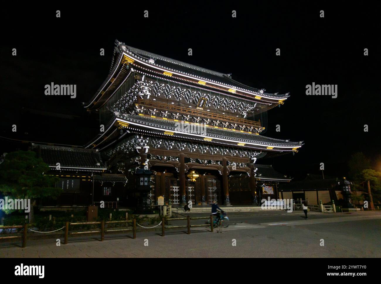 Wood wooden goeido nishi honganji buddhism buddist hi-res stock ...