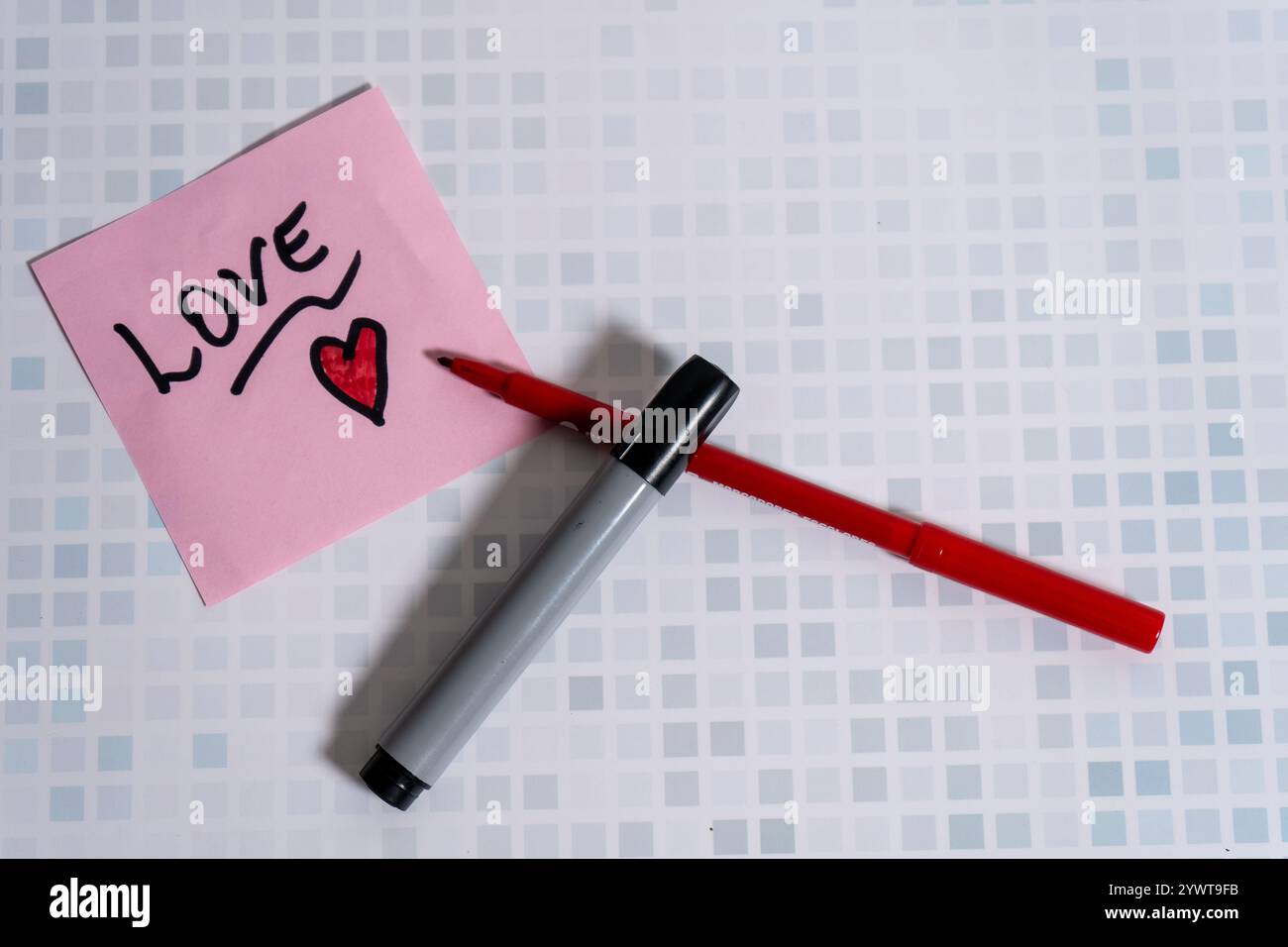 Sticky note with LOVE word handwritten message Stock Photo - Alamy