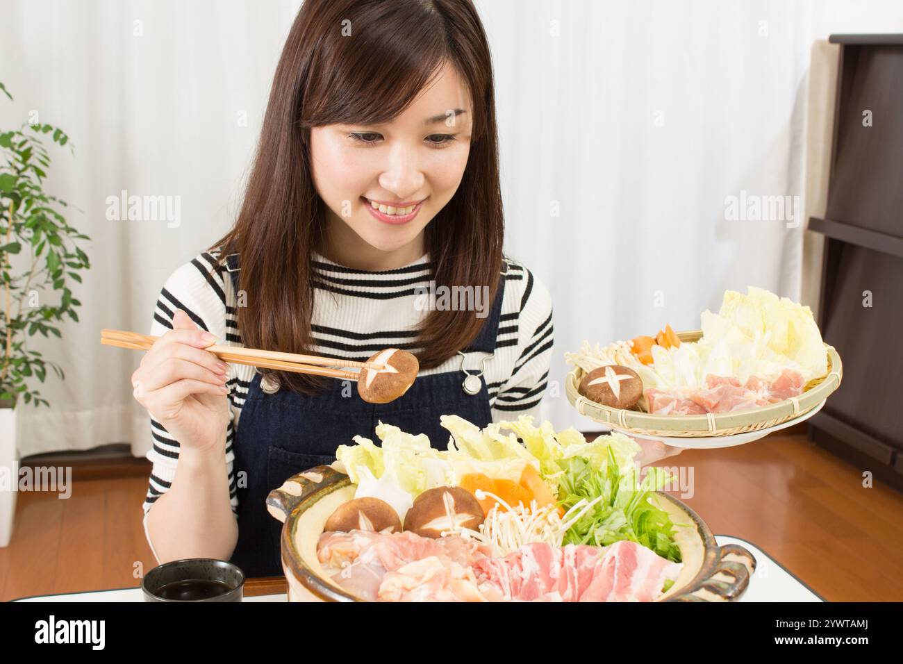 Japanese person eating and drinking hi-res stock photography and images ...