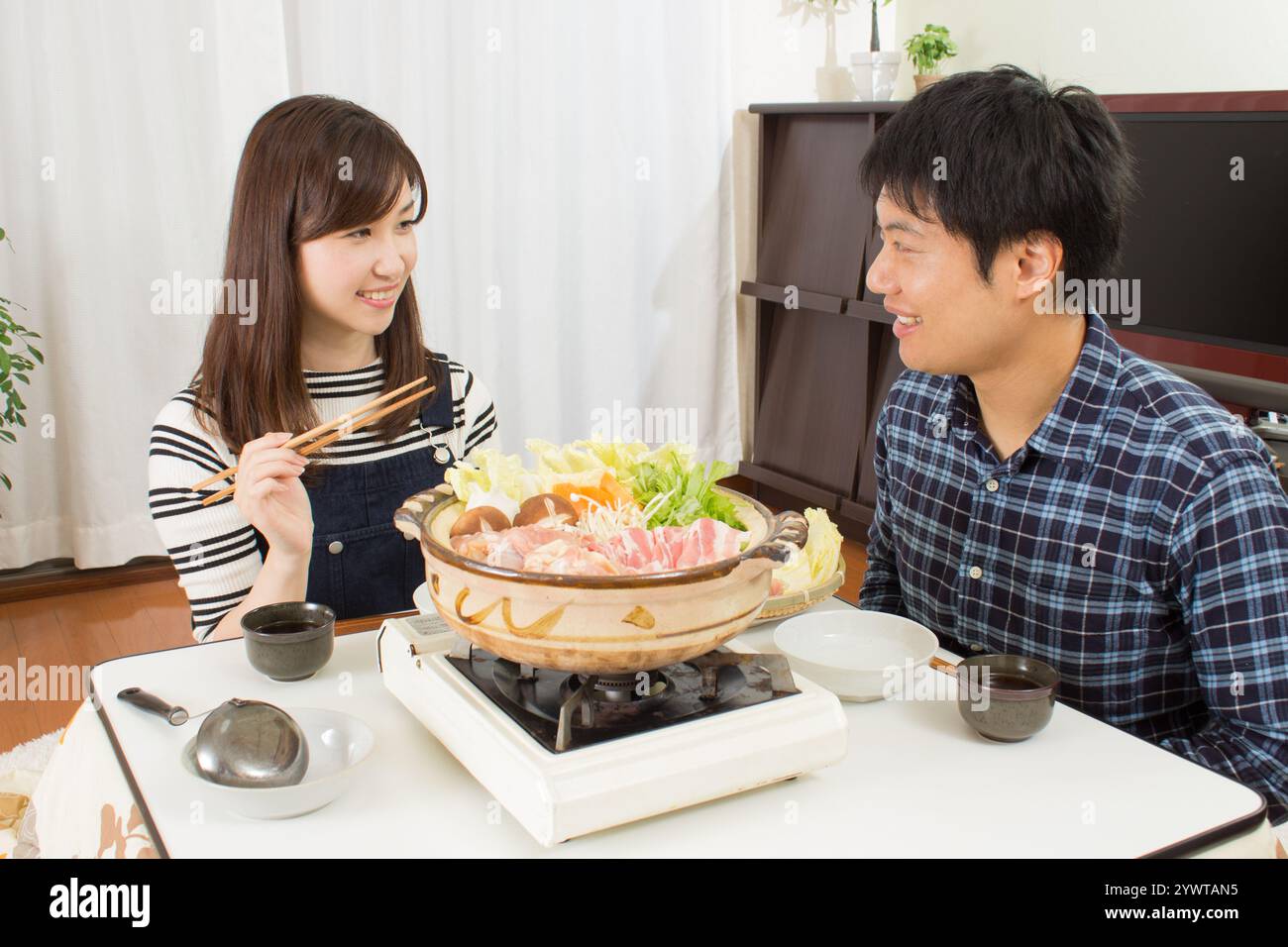 Young couple man woman eating hi-res stock photography and images - Alamy