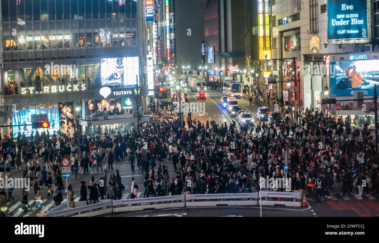 Starbucks coffee shop over looking the Shibuya scramble crossing in ...