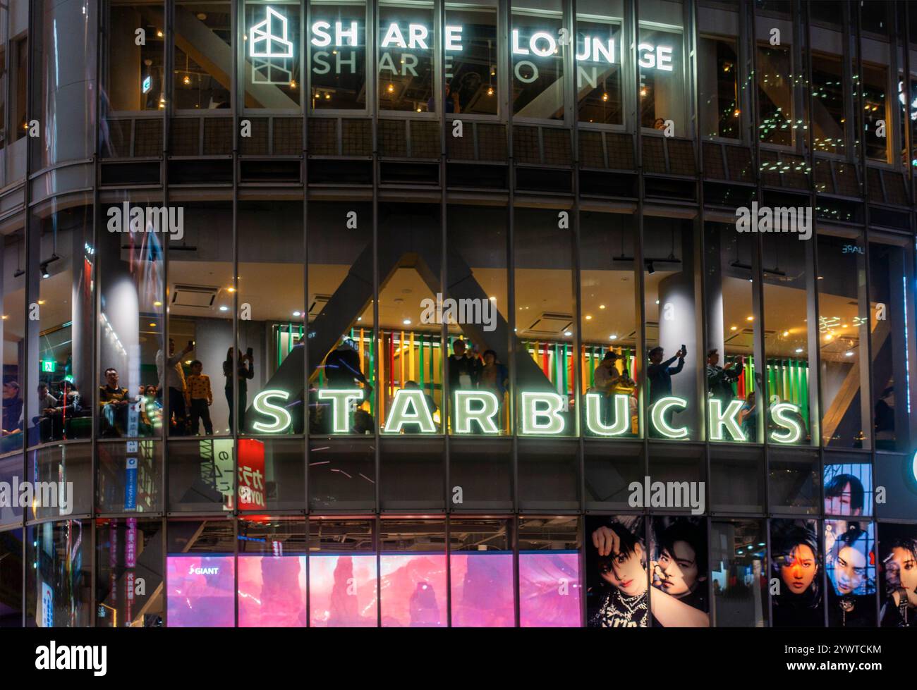 Starbucks coffee shop over looking the Shibuya scramble crossing in ...