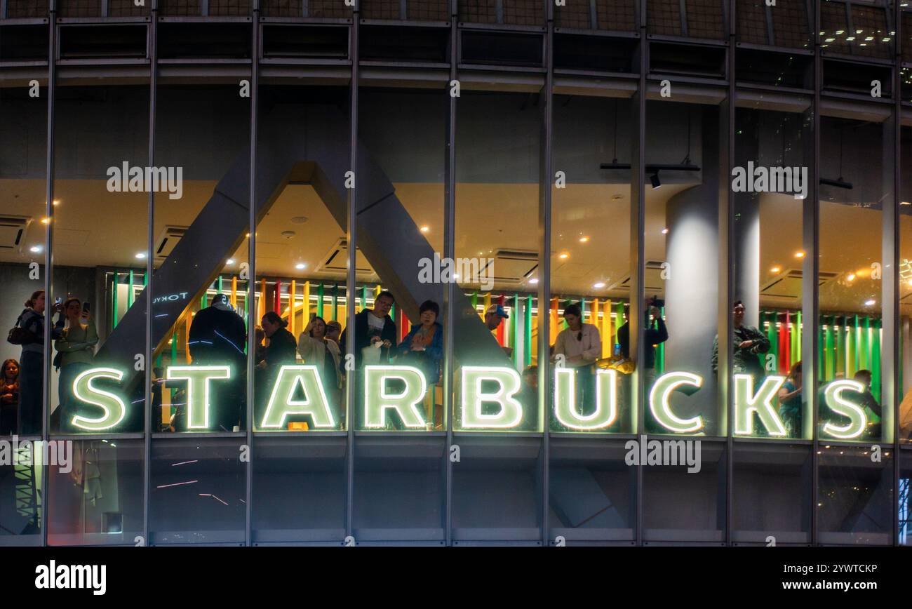 Starbucks coffee shop over looking the Shibuya scramble crossing in ...