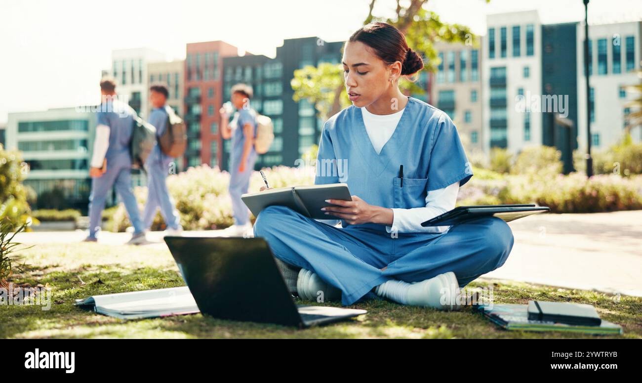 Nurse students writing notes hi-res stock photography and images - Alamy