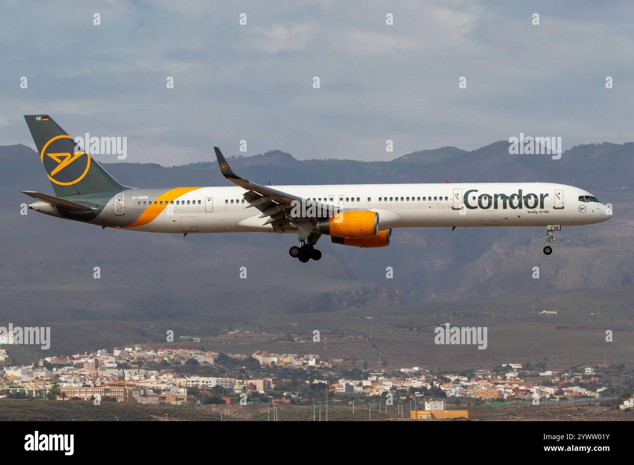Avión de línea Boeing 757 de la aerolínea Condor aterrizando en el ...