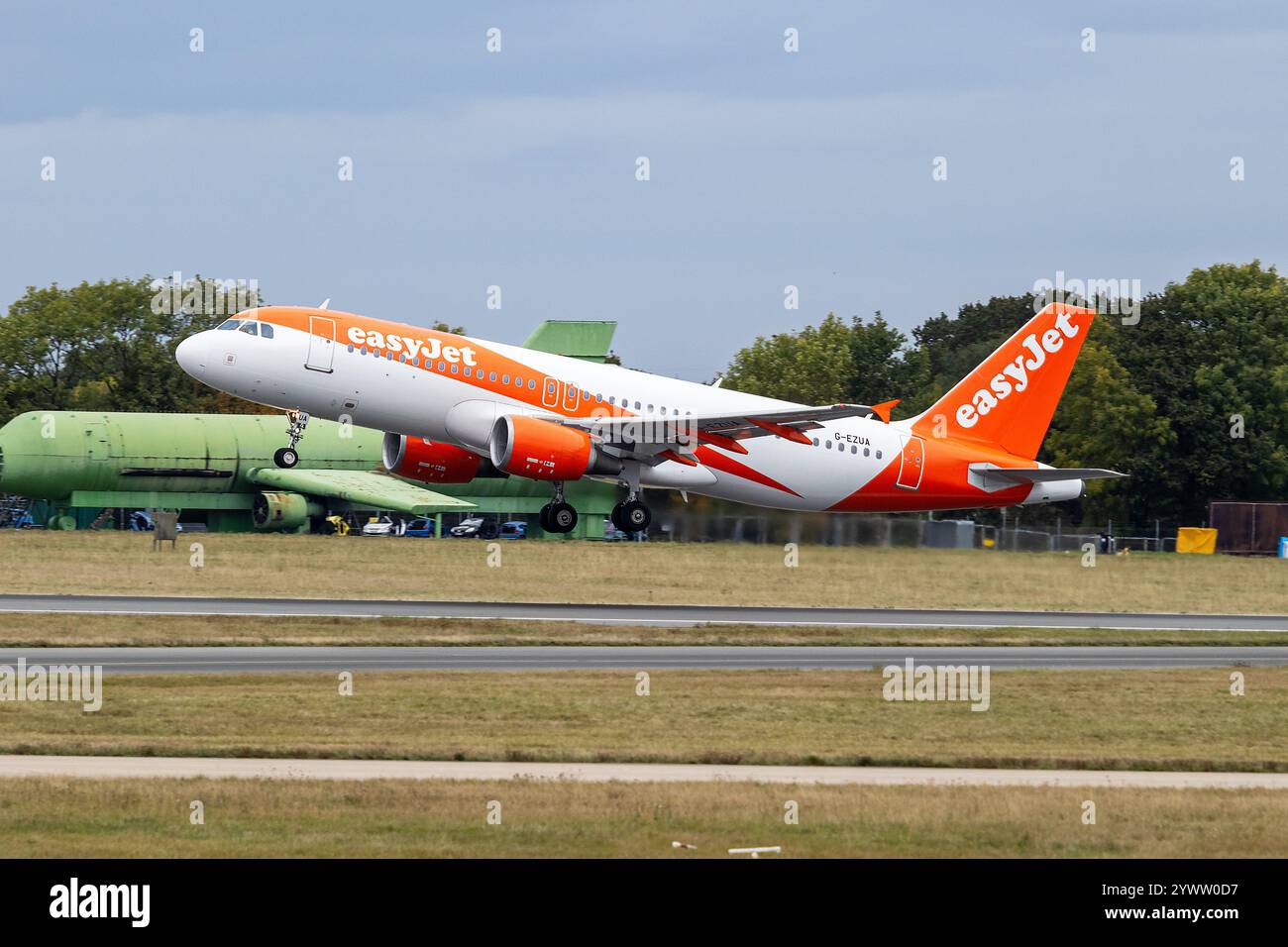 Easyjet airbus blue sky background hi-res stock photography and images ...