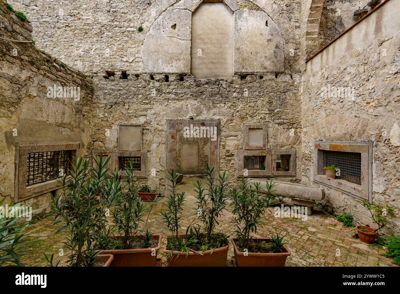 Small arch between buildings hi-res stock photography and images - Alamy