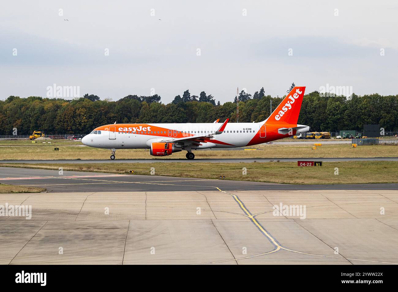 Easyjet airbus blue sky background hi-res stock photography and images ...
