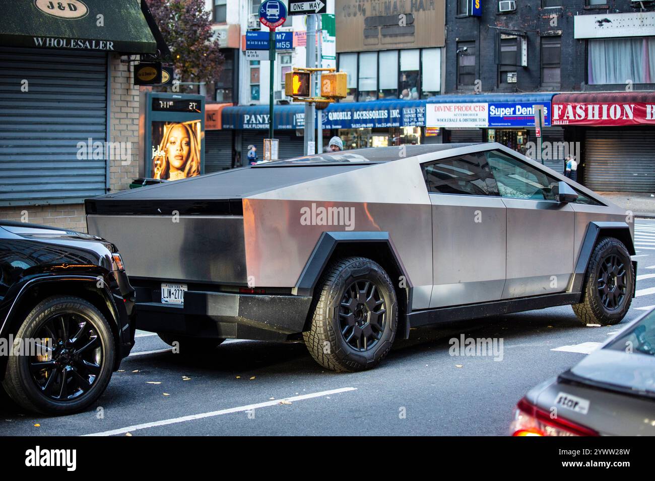 Elektroauto Tesla Cybertruck in New York am straßenrand geparkt Stock ...