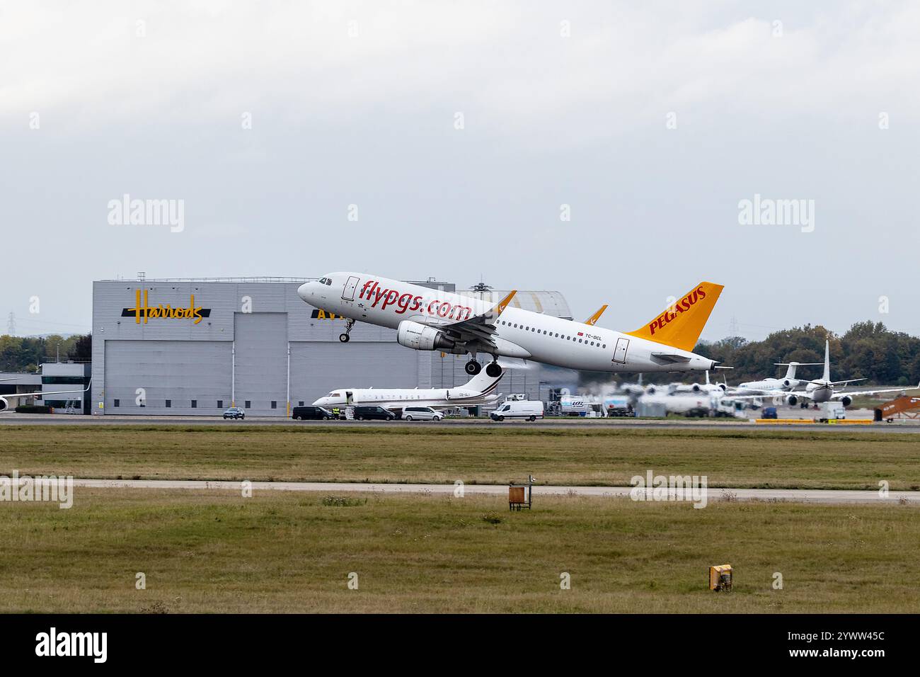 Bright yellow livery hi-res stock photography and images - Alamy