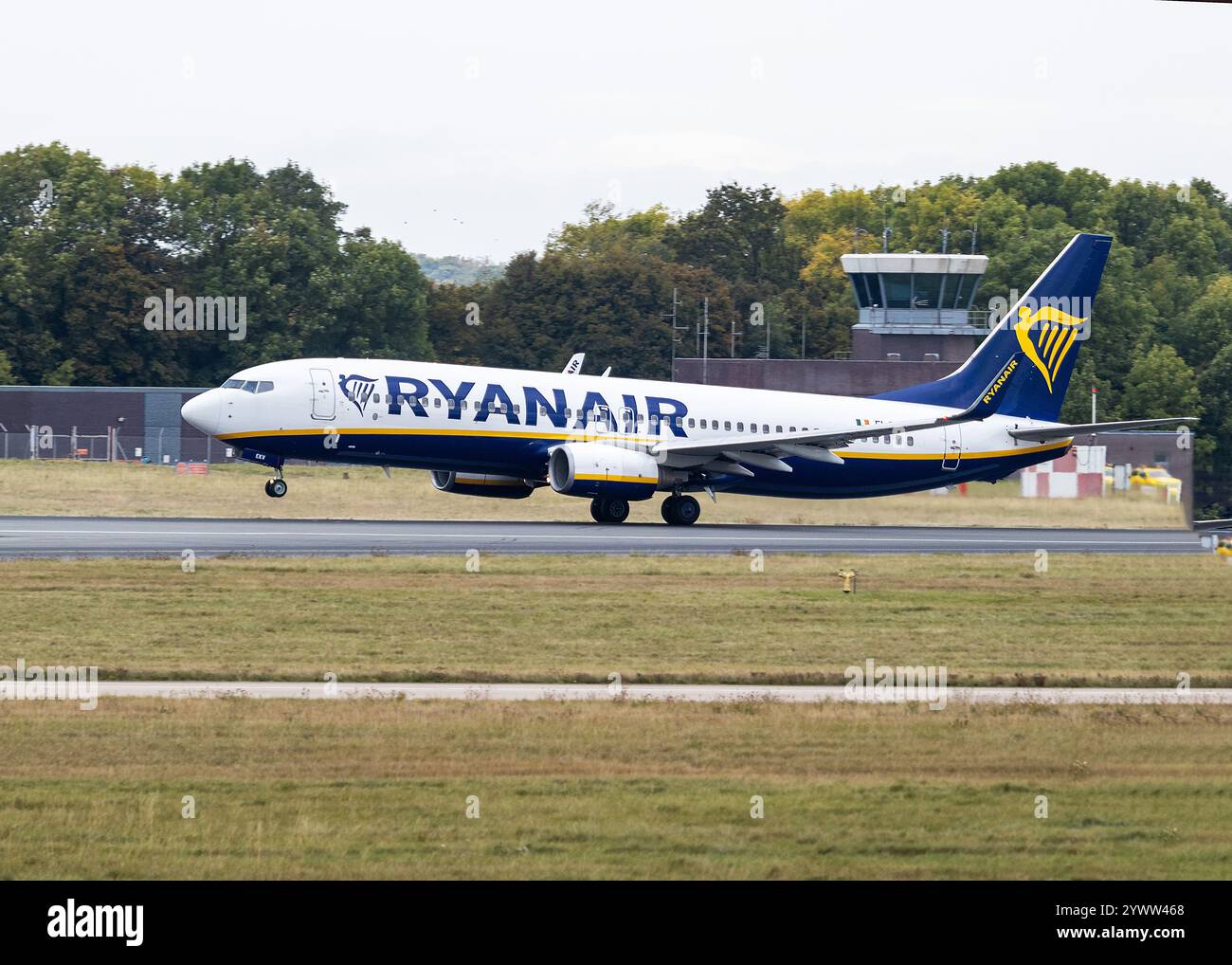 Ryanair logos hi-res stock photography and images - Alamy
