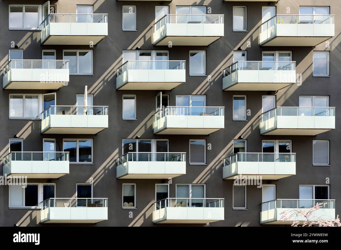 Residential apartment building in city hi-res stock photography and images - Alamy