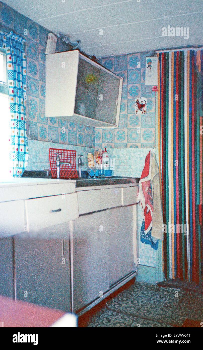 1960's kitchen hi-res stock photography and images - Alamy