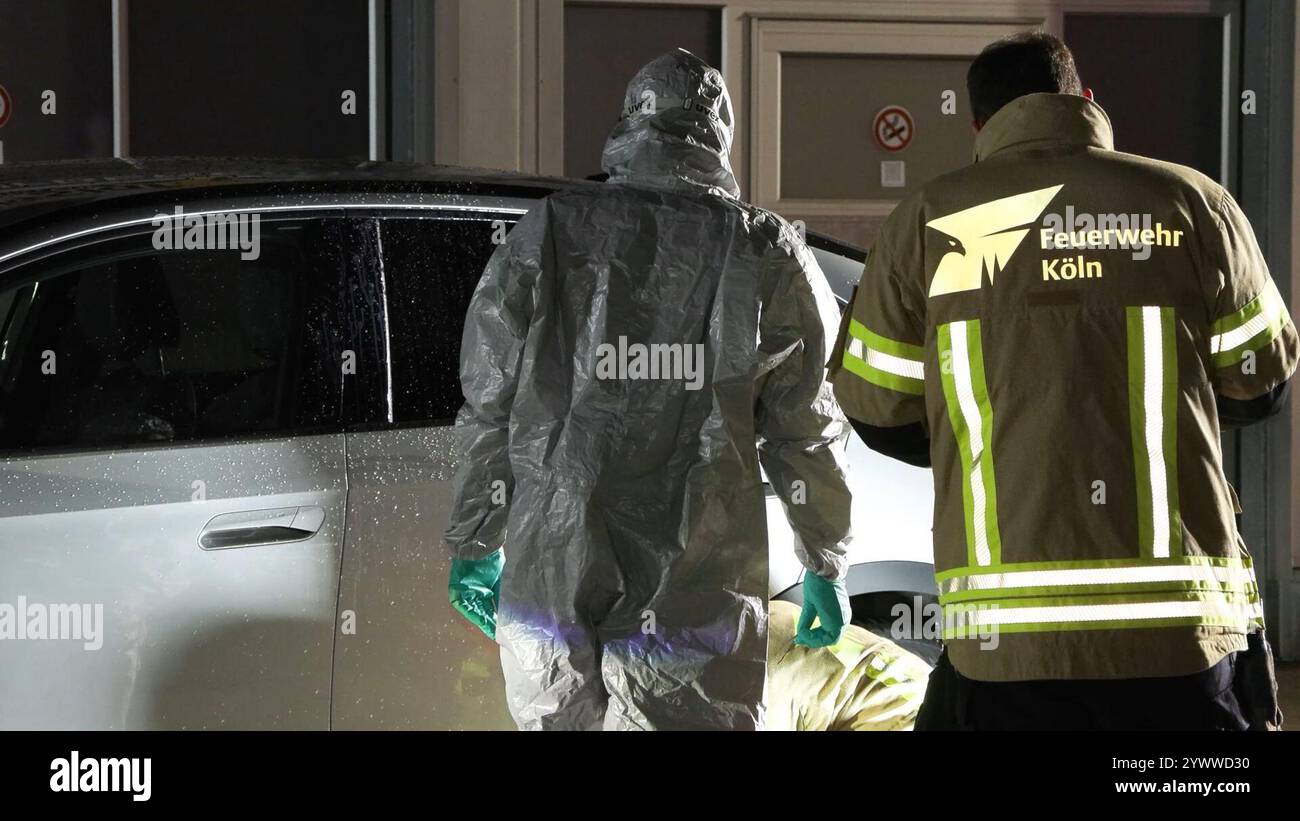 Kaarst, Germany. 11th Dec, 2024. Experts examine a car at a car wash. A ...