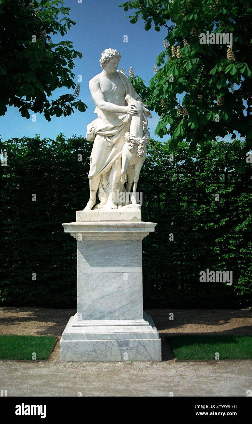 Statue at Palais de Versailles garden. Statue insde the Park & Garden ...