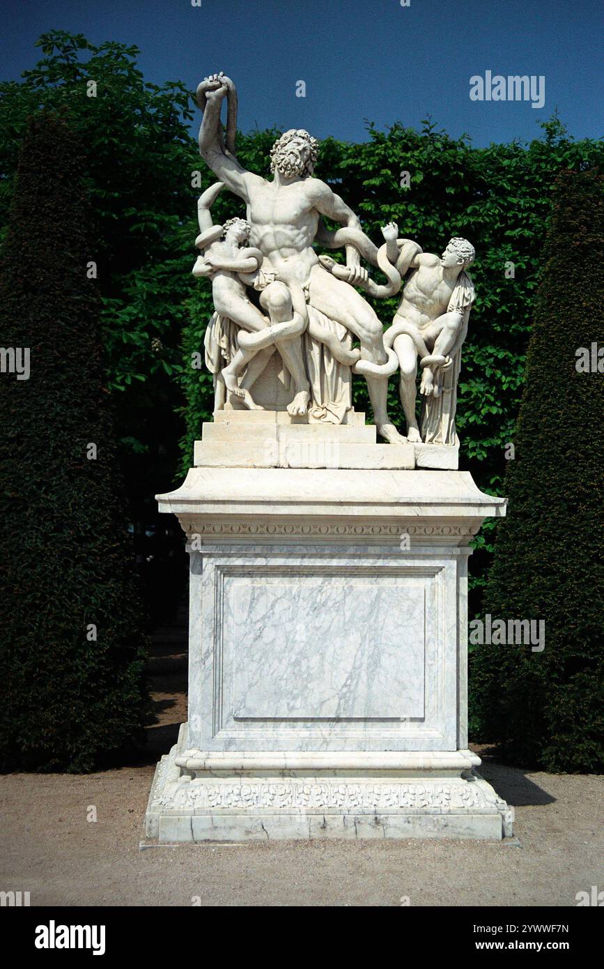 Statue at Palais de Versailles garden. Statue insde the Park & Garden ...