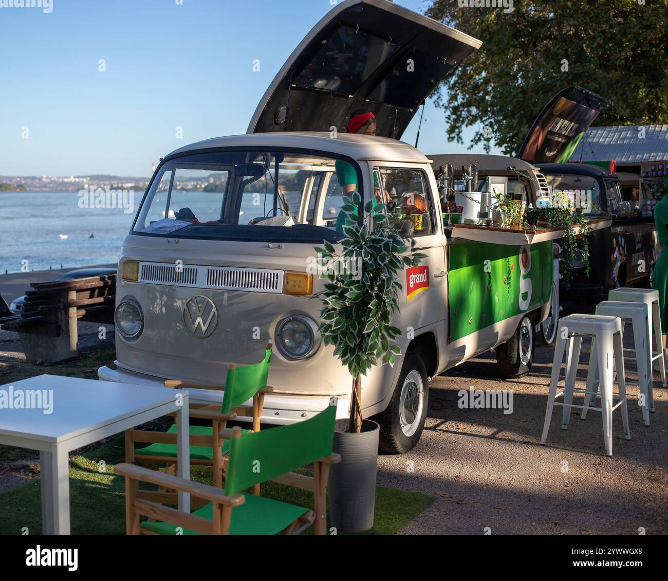 Bus bar hi-res stock photography and images - Alamy