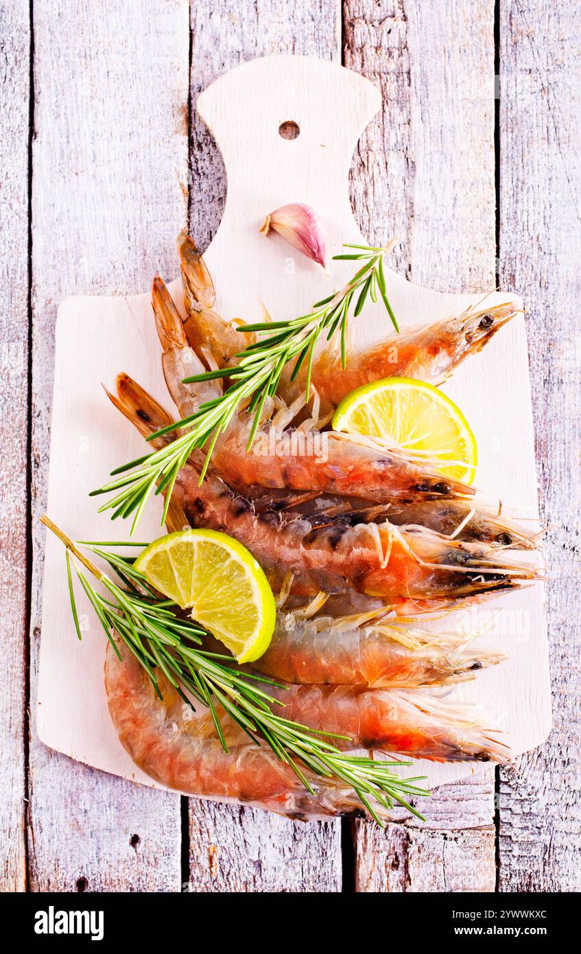 Uncooked Raw peeled tiger white shrimp prawn Stock Photo - Alamy