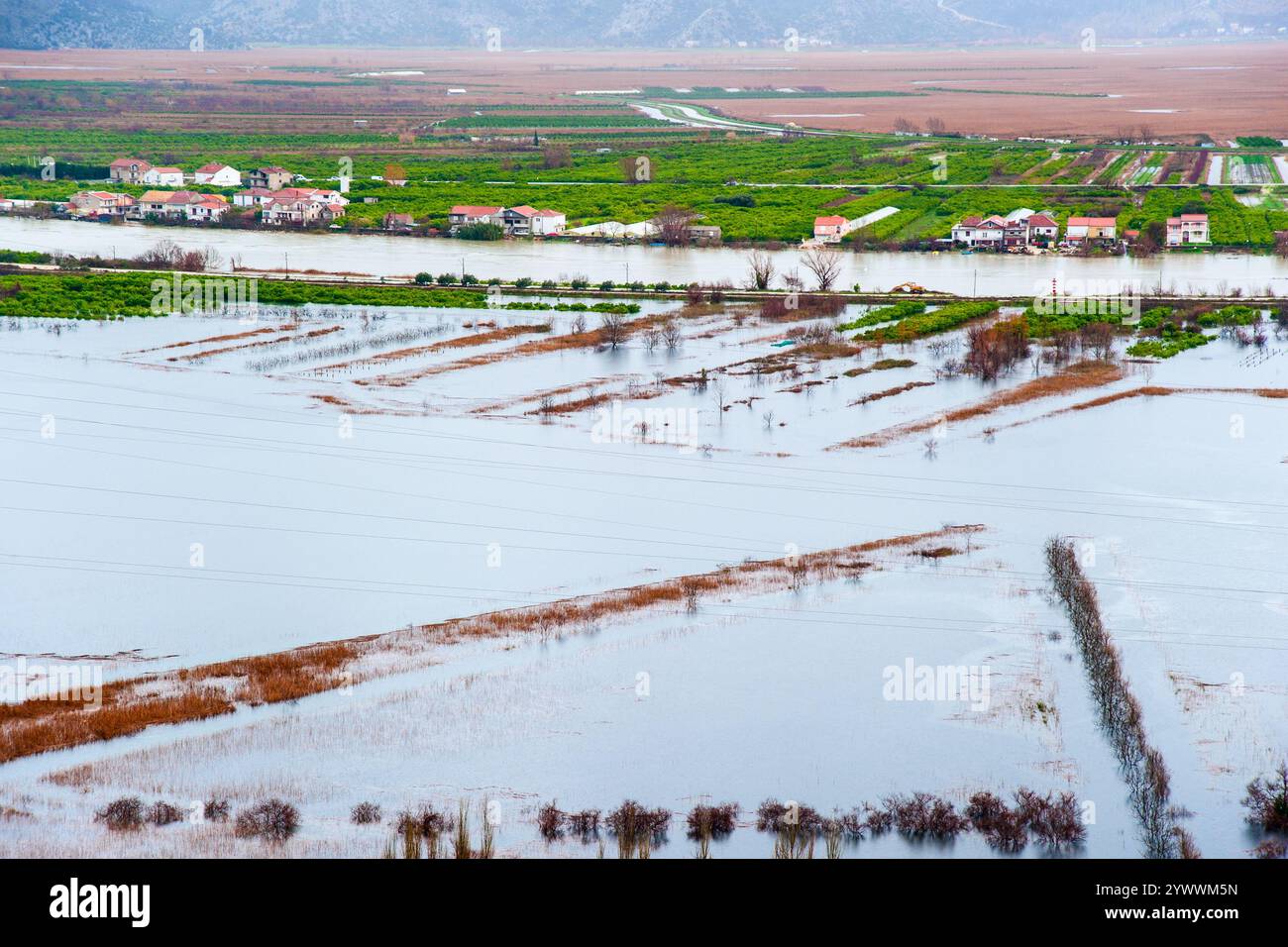 River flooding green fields hi-res stock photography and images - Alamy