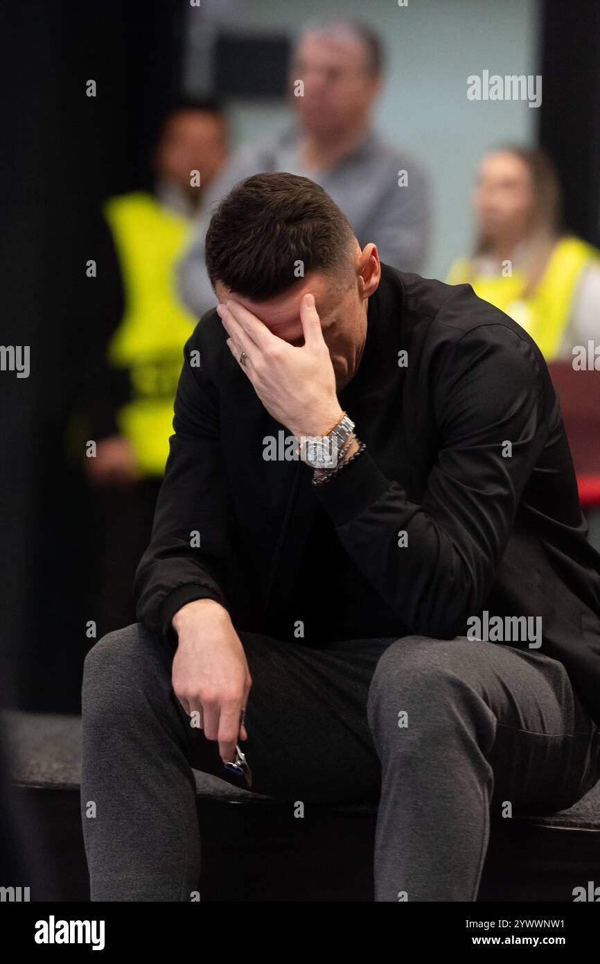 Christian Gentner (VfB Stuttgart, Sportdirektor) Hand vor dem Gesicht ...