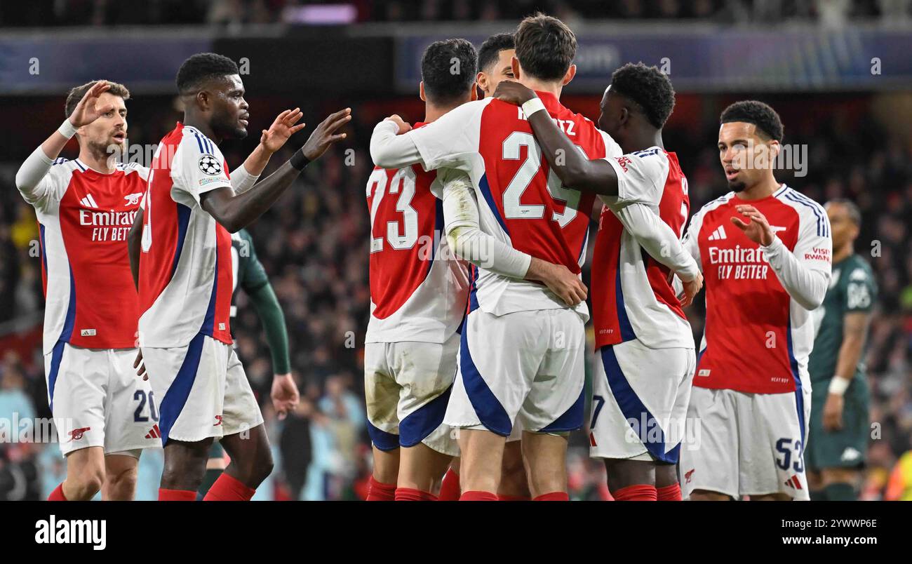 Kai Havertz of Arsenal celebrates with team mates after scoring his ...