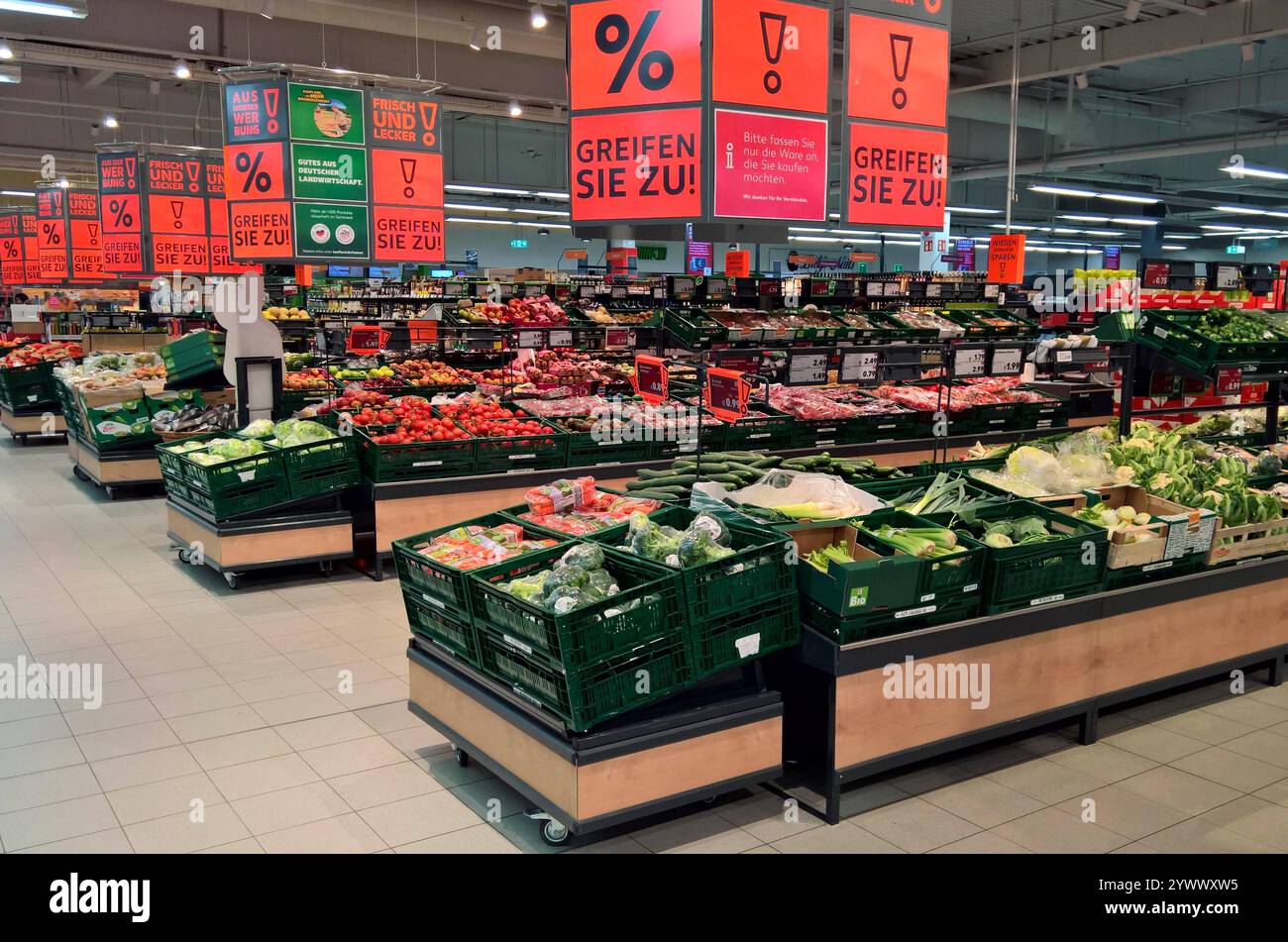 Obst und Gemüse - Abteilung im Supermarkt *** Fruit and vegetable ...