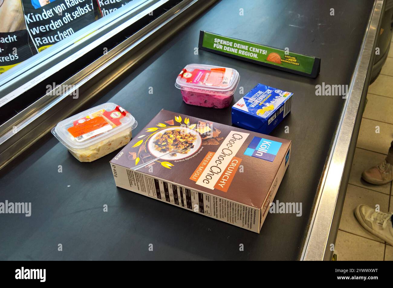 Warten an der Kasse im Supermarkt. Kassenband mit Lebensmittel-Einkauf *** Waiting at the ...