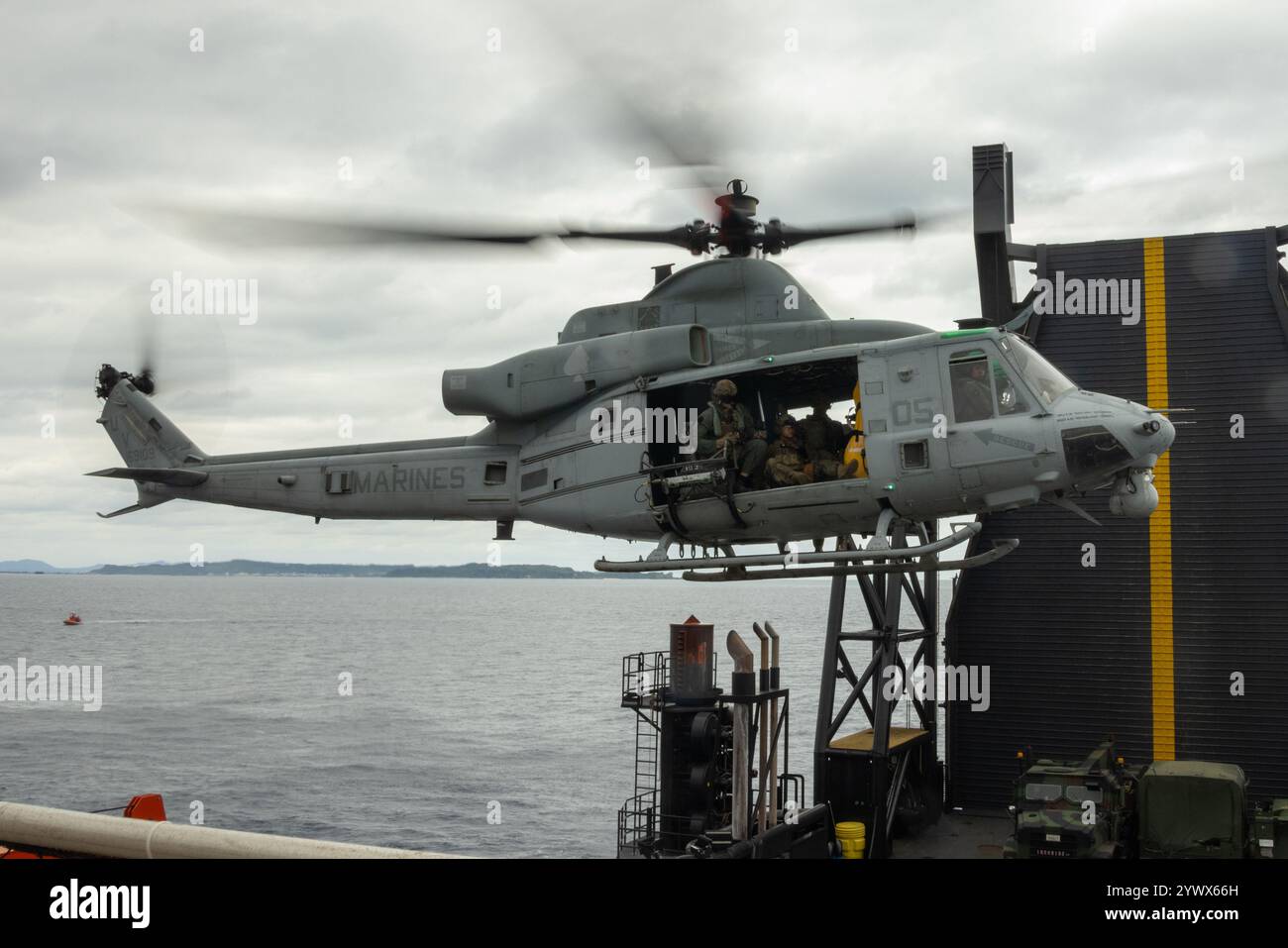 U.S. Marines with Force Reconnaissance Platoon, Maritime Raid Force ...