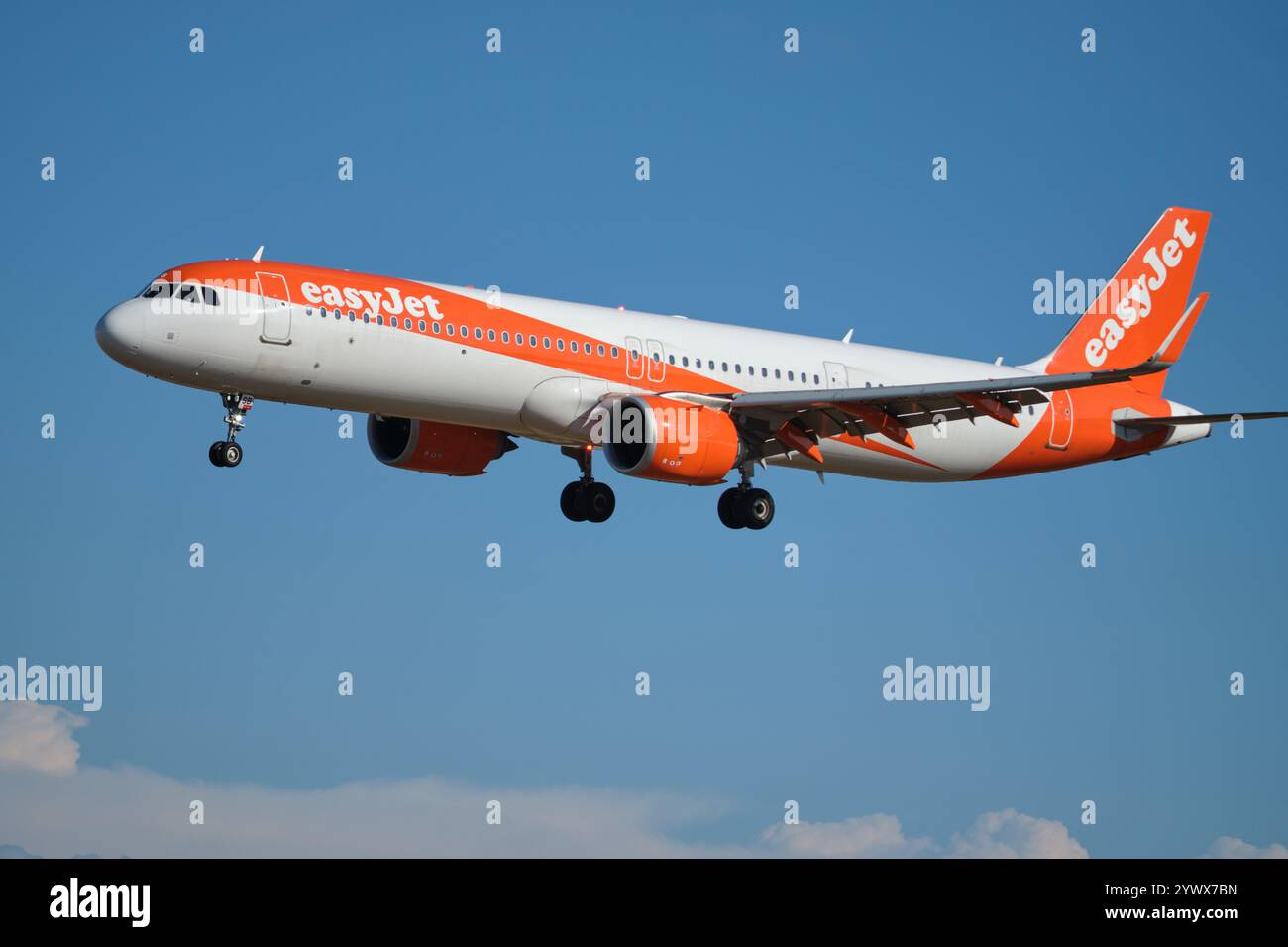 easyJet Airbus A320-214 passenger plane lands in Humberto Delgado ...