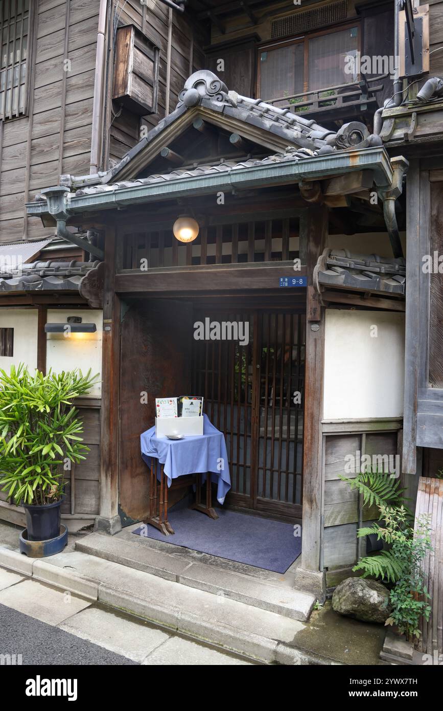 Traditional japanese restaurant entrance hi-res stock photography and ...