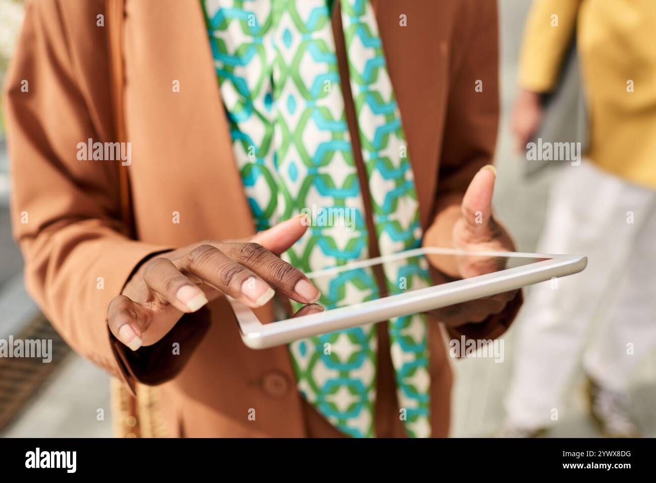 Using Tablet Device in Outdoor Business Setting Stock Photo - Alamy