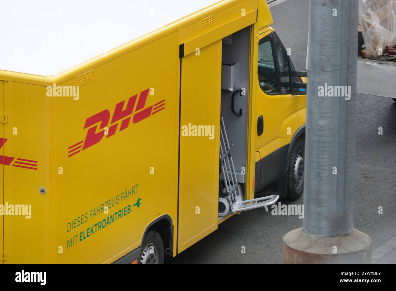 DHL Paketfahrer bei der Auslieferung. DHL *** DHL parcel driver ...