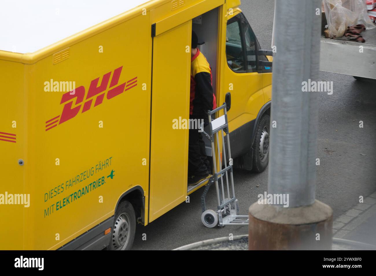 DHL Paketfahrer bei der Auslieferung. DHL *** DHL parcel driver ...