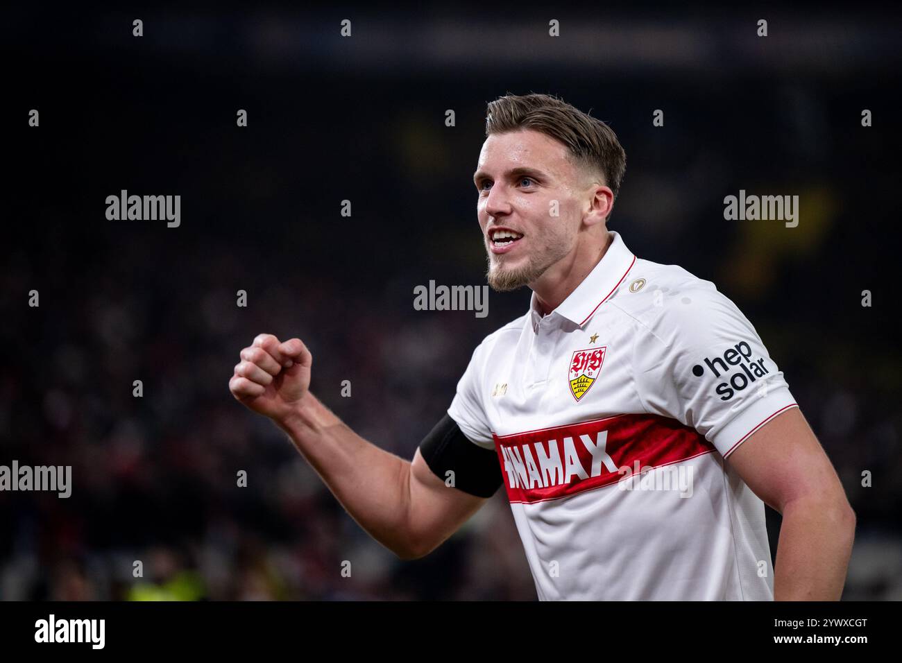 Ermedin Demirovic (VfB Stuttgart, #09) jubelt ueber das Tor zum 4:1 ...