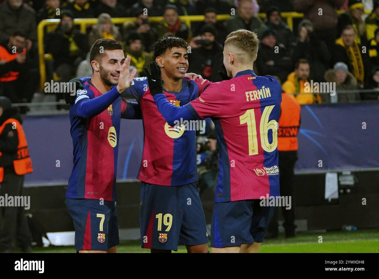 Fussball, UEFA Champions League 2024/2025, Borussia Dortmund vs FC Barcelona, 11.12.2024, Signal ...