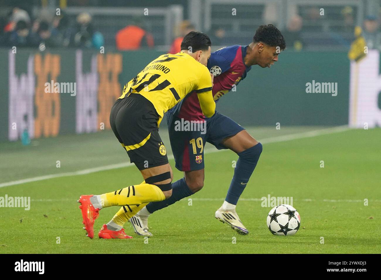 Fussball, UEFA Champions League 2024/2025, Borussia Dortmund vs FC Barcelona, 11.12.2024, Signal ...