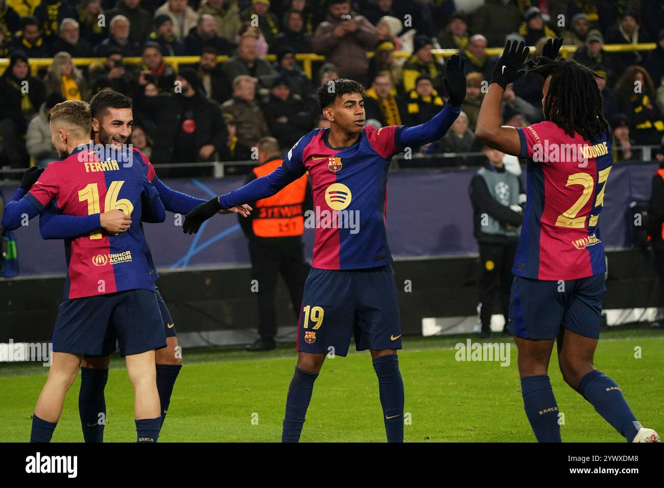 Fussball, UEFA Champions League 2024/2025, Borussia Dortmund vs FC Barcelona, 11.12.2024, Signal ...