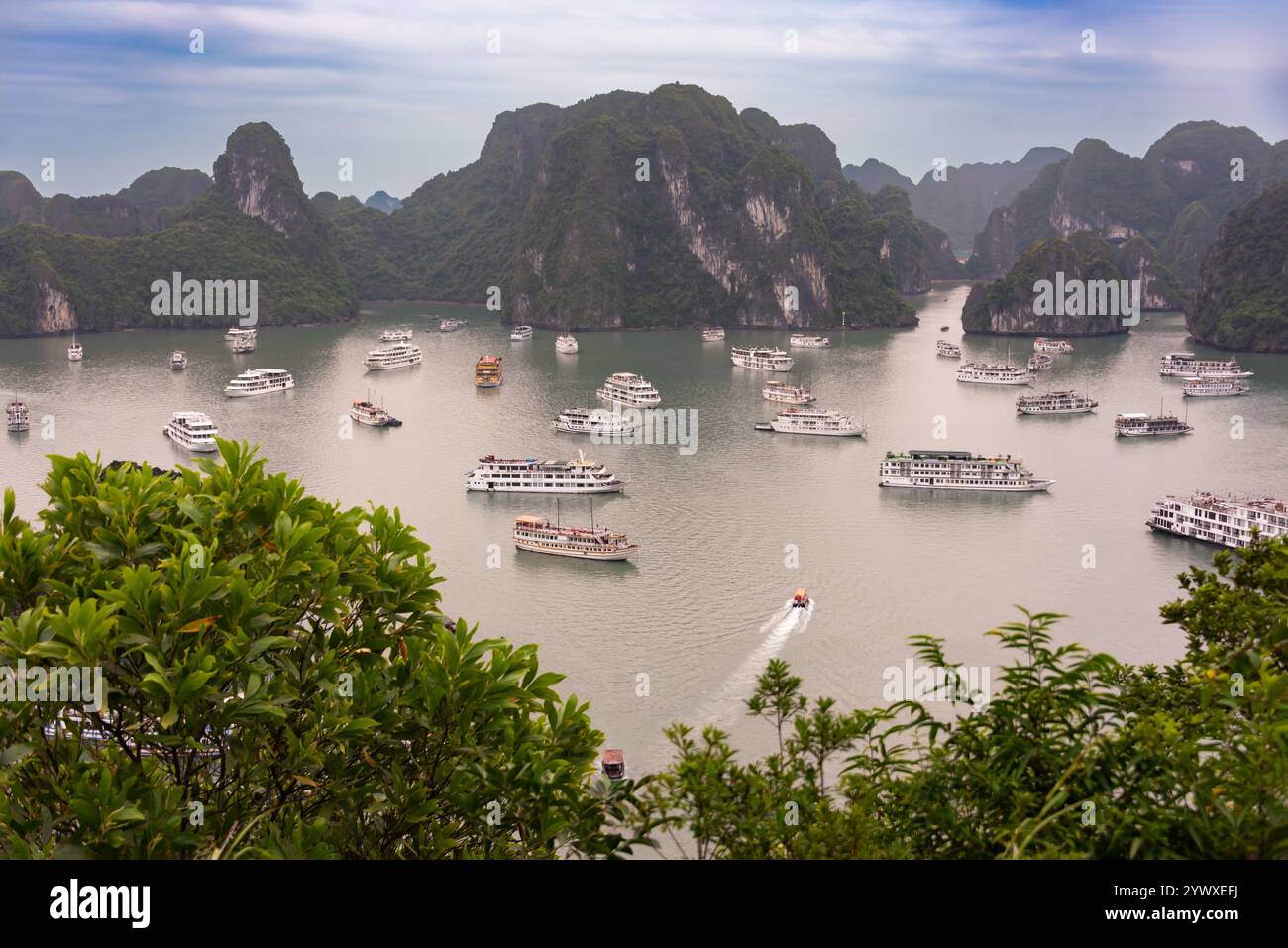 Sea bay in Vietnam with islands and boats Stock Photo - Alamy